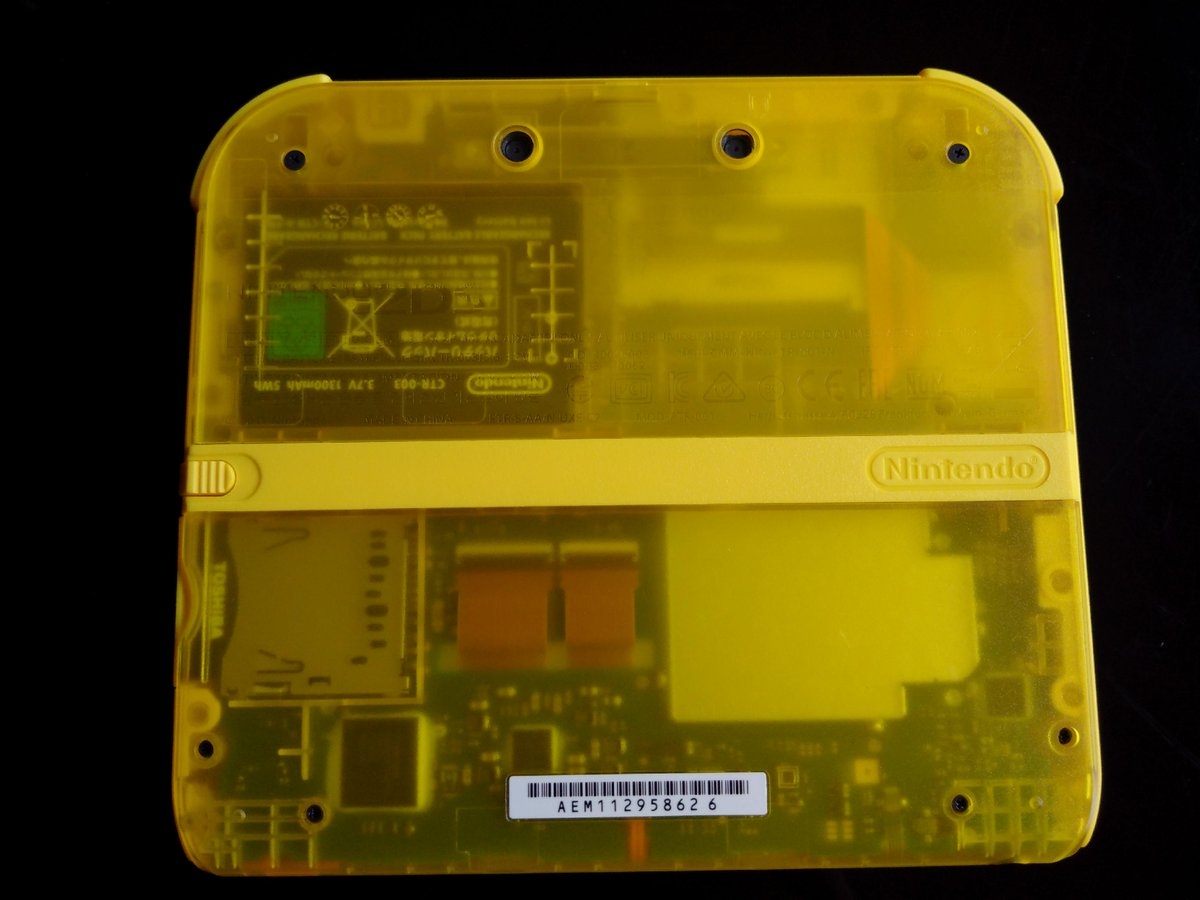 Photos of the Pikachu 2DS bundle